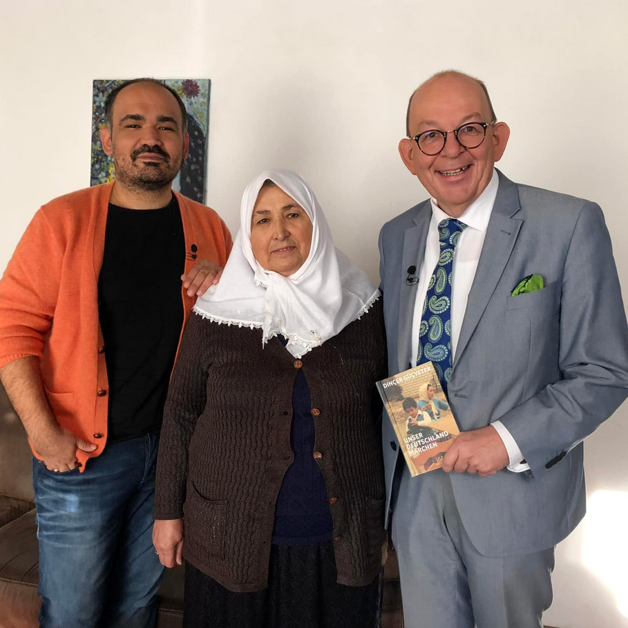 Mit Topfpflanzen im Gepäck: Denis Scheck schaut bei Elif-Verleger ...